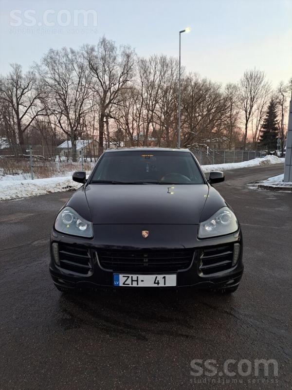 Black Porsche Cayenne 2009 in Riga, with an engine capacity of 3.00 L and mileage of 390 thousand km for 10500 €, photo 7 on AUTOMOTO.COM.LV