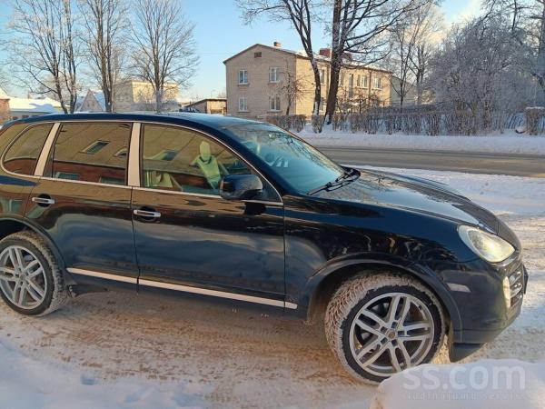 Black Porsche Cayenne 2009 in Ludza, with an engine capacity of 3.00 L and mileage of 246 thousand km for 10500 €, photo 3 on AUTOMOTO.COM.LV