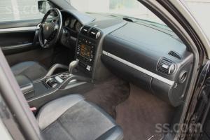 Black Porsche Cayenne 2009 in Riga, with an engine capacity of 3.00 L and mileage of 0 thousand km for 10990 €, photo 27 on AUTOMOTO.COM.LV