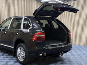 Black Porsche Cayenne 2009 in Marijampole, with an engine capacity of 2.97 L and mileage of 312 thousand km for 7700 €, photo 12 on AUTOMOTO.COM.LV