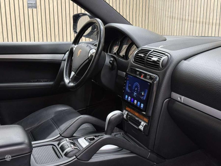 Black Porsche Cayenne 2009 in Marijampole, with an engine capacity of 2.97 L and mileage of 312 thousand km for 7700 €, photo 20 on AUTOMOTO.COM.LV