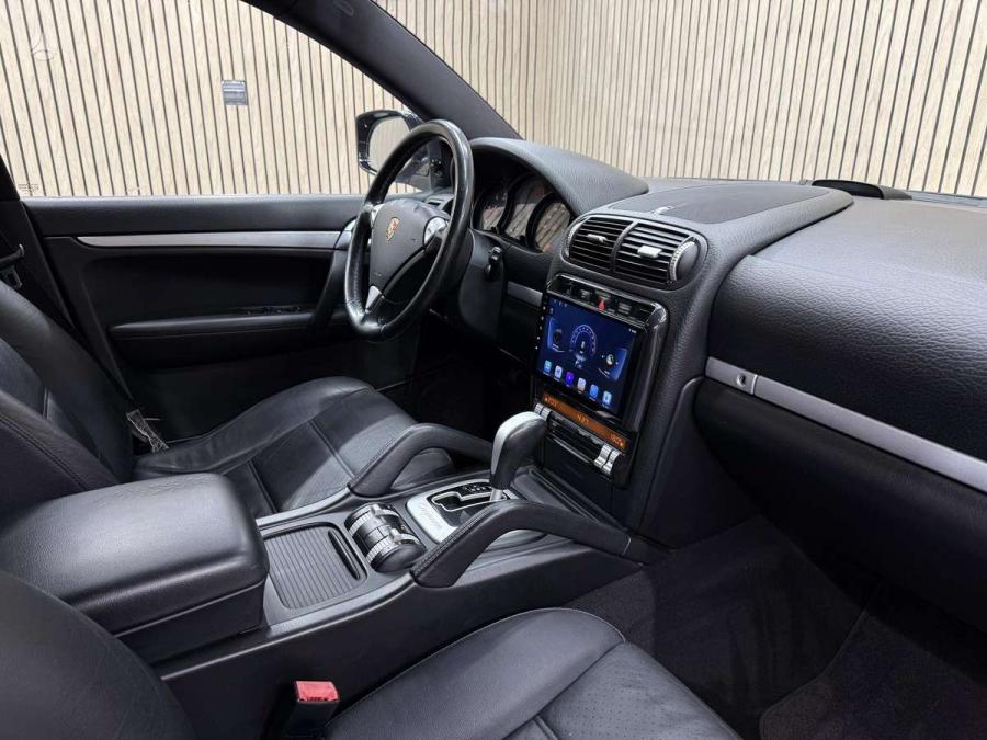 Black Porsche Cayenne 2009 in Marijampole, with an engine capacity of 2.97 L and mileage of 312 thousand km for 7700 €, photo 28 on AUTOMOTO.COM.LV