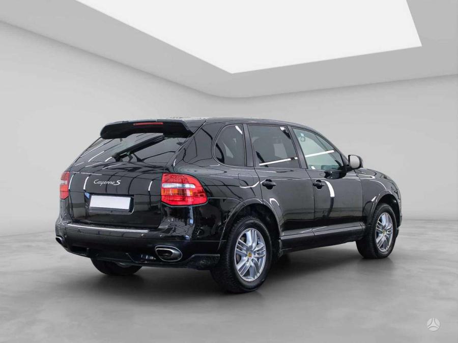 Black Porsche Cayenne 2009 in Kaunas, with an engine capacity of 4.80 L and mileage of 217 thousand km for 8990 €, photo 4 on AUTOMOTO.COM.LV