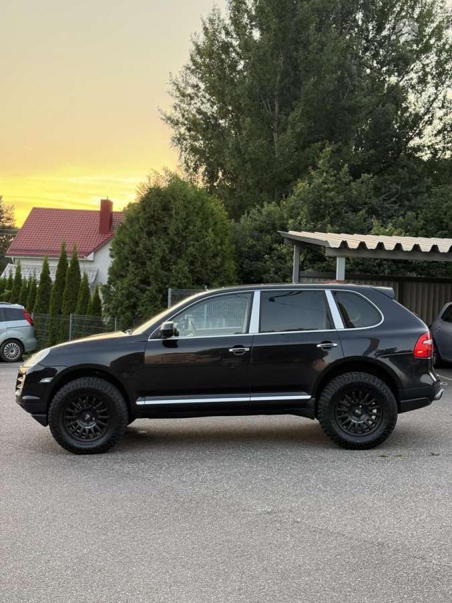 Melns Porsche Cayenne 2009 Viļņa, ar dzinēja tilpumu 2.97 L un nobraukumu 308 tūkst. km par 10000 €, foto 3 vietnē AUTOMOTO.COM.LV