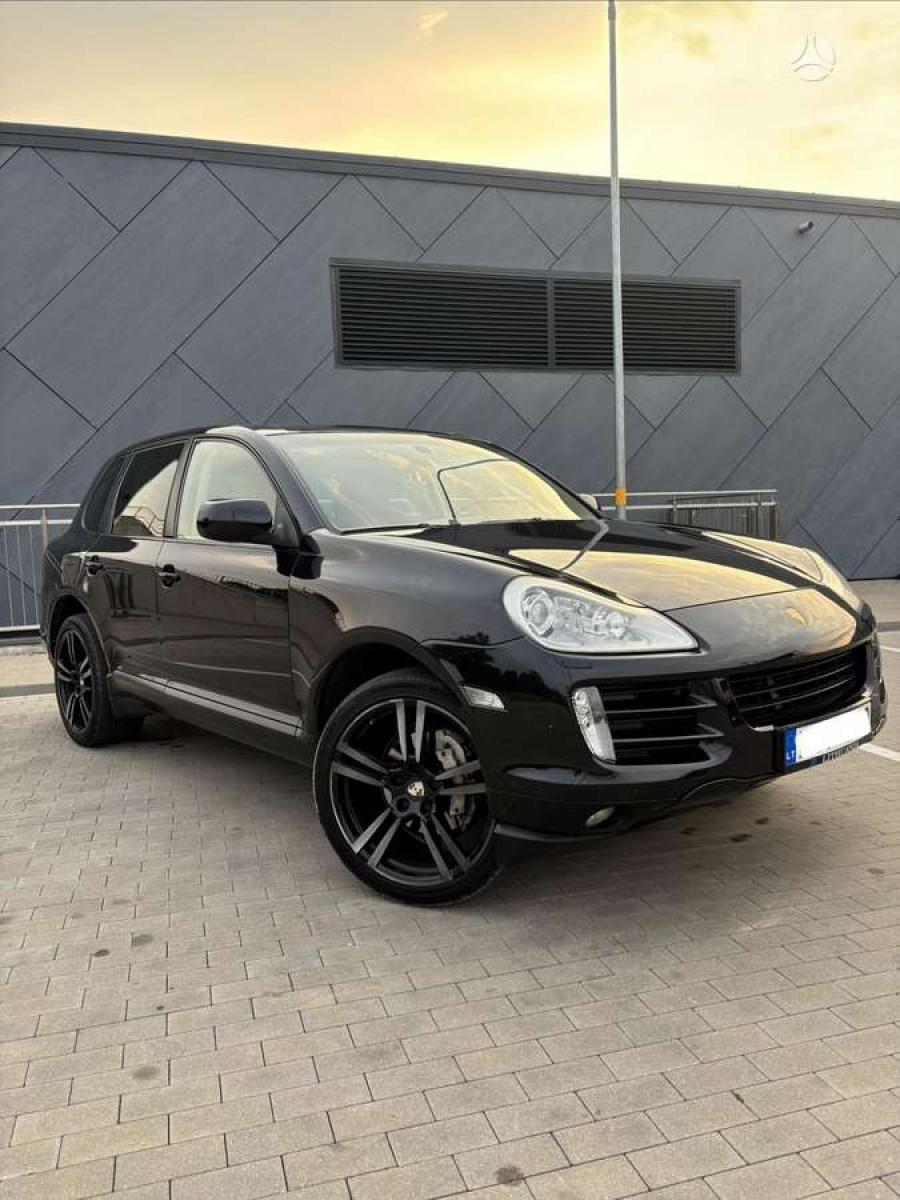 Black Porsche Cayenne 2009 in Jonava, with an engine capacity of 2.97 L and mileage of 275 thousand km for 8999 €, photo 1 on AUTOMOTO.COM.LV