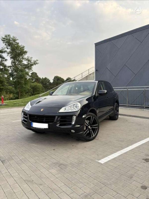 Black Porsche Cayenne 2009 in Jonava, with an engine capacity of 2.97 L and mileage of 275 thousand km for 8999 €, photo 5 on AUTOMOTO.COM.LV