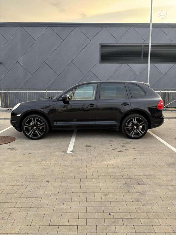 Black Porsche Cayenne 2009 in Jonava, with an engine capacity of 2.97 L and mileage of 275 thousand km for 8999 €, photo 7 on AUTOMOTO.COM.LV