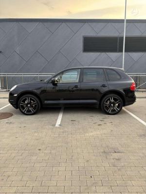 Black Porsche Cayenne 2009 in Jonava, with an engine capacity of 2.97 L and mileage of 275 thousand km for 8999 €, photo 7 on AUTOMOTO.COM.LV
