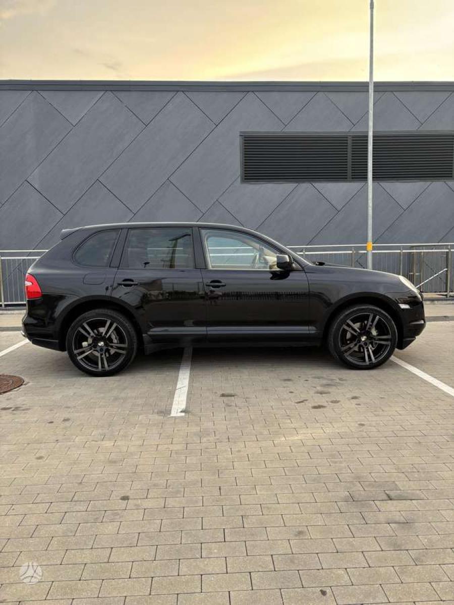 Black Porsche Cayenne 2009 in Jonava, with an engine capacity of 2.97 L and mileage of 275 thousand km for 8999 €, photo 8 on AUTOMOTO.COM.LV