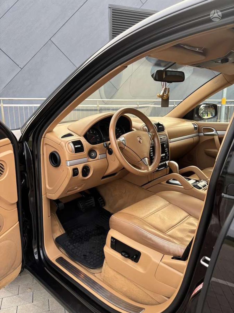 Black Porsche Cayenne 2009 in Jonava, with an engine capacity of 2.97 L and mileage of 275 thousand km for 8999 €, photo 12 on AUTOMOTO.COM.LV