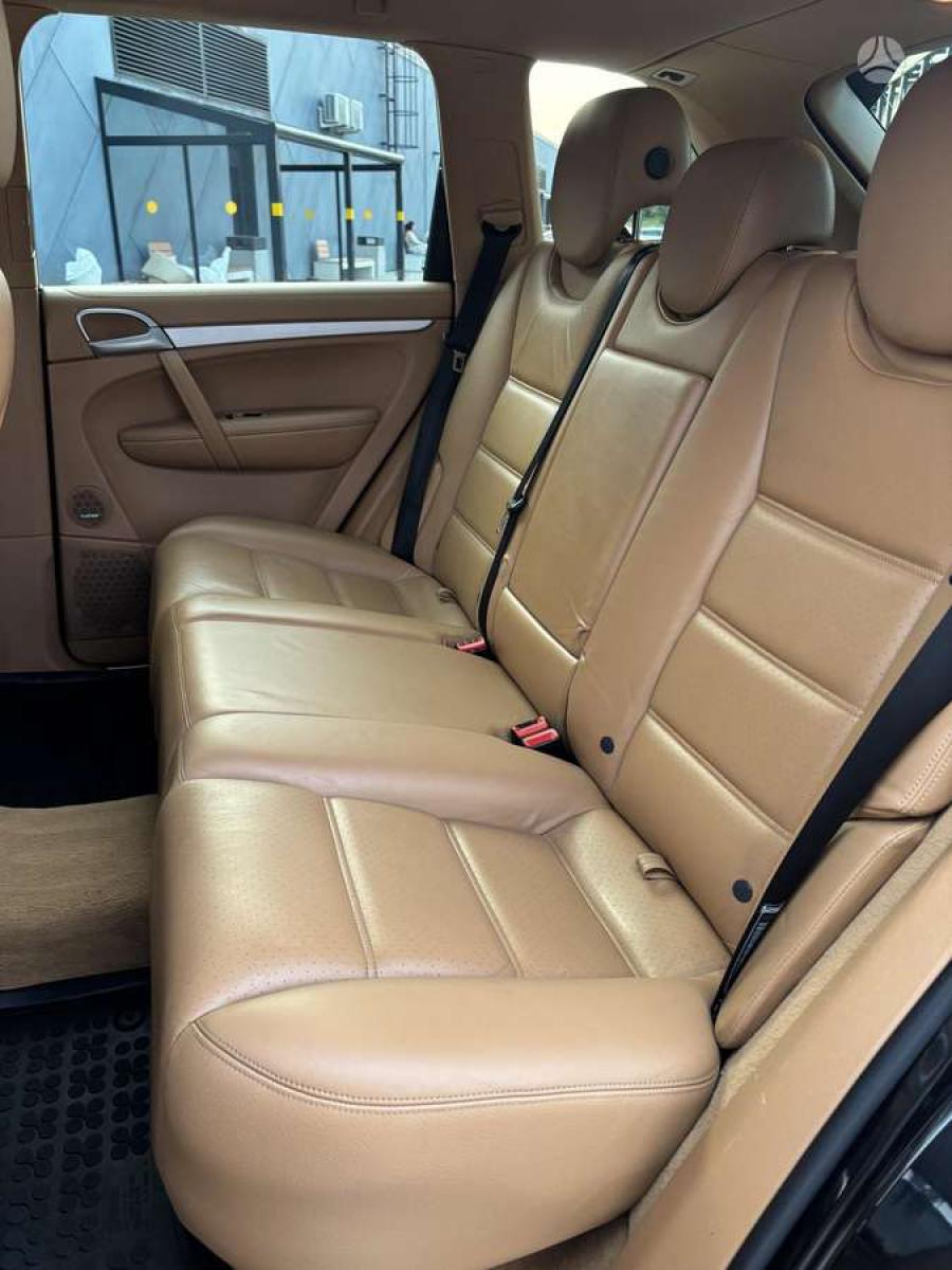 Black Porsche Cayenne 2009 in Jonava, with an engine capacity of 2.97 L and mileage of 275 thousand km for 8999 €, photo 15 on AUTOMOTO.COM.LV