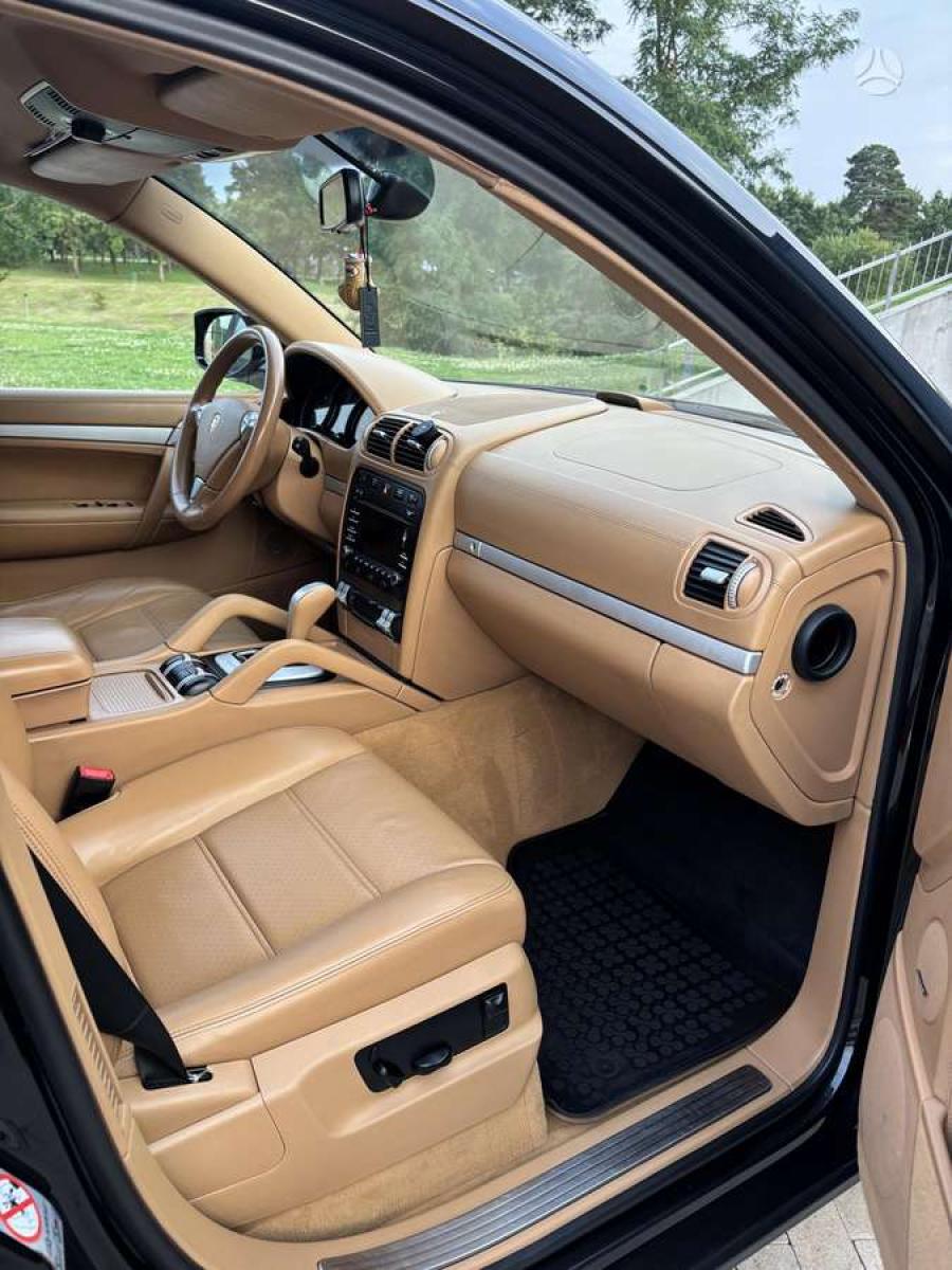Black Porsche Cayenne 2009 in Jonava, with an engine capacity of 2.97 L and mileage of 275 thousand km for 8999 €, photo 16 on AUTOMOTO.COM.LV