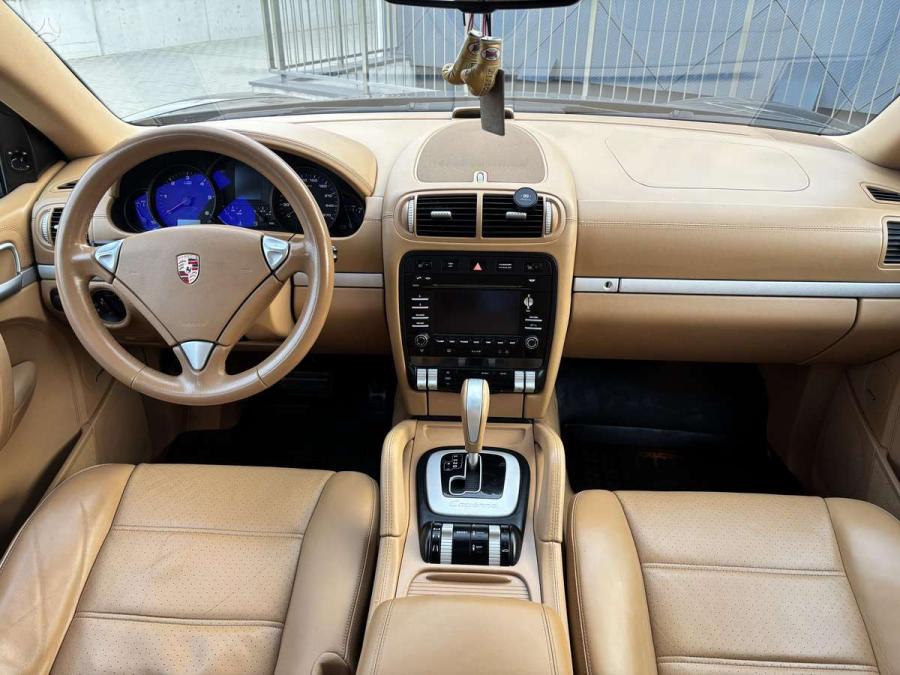 Black Porsche Cayenne 2009 in Jonava, with an engine capacity of 2.97 L and mileage of 275 thousand km for 8999 €, photo 18 on AUTOMOTO.COM.LV