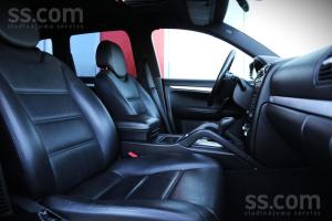 Black Porsche Cayenne 2009 in Riga, with an engine capacity of 3.00 L and mileage of 252 thousand km for 9995 €, photo 16 on AUTOMOTO.COM.LV