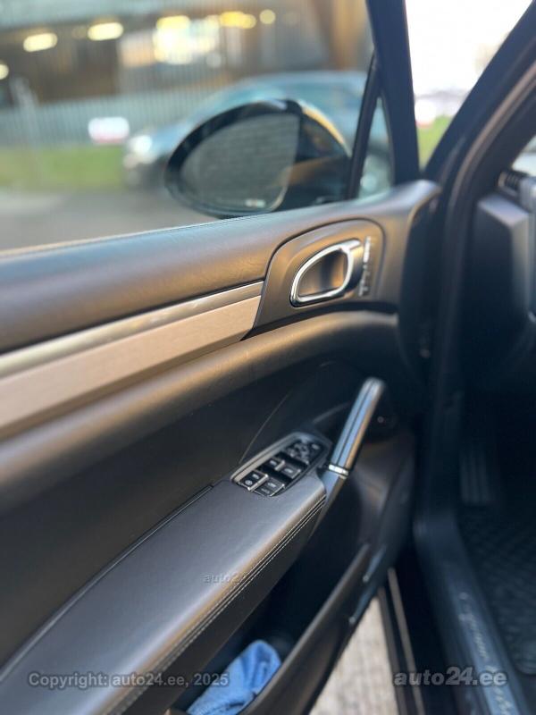 Black Porsche Cayenne 2010 in Tallinn, with an engine capacity of 4.80 L and mileage of 211 thousand km for 19990 €, photo 11 on AUTOMOTO.COM.LV
