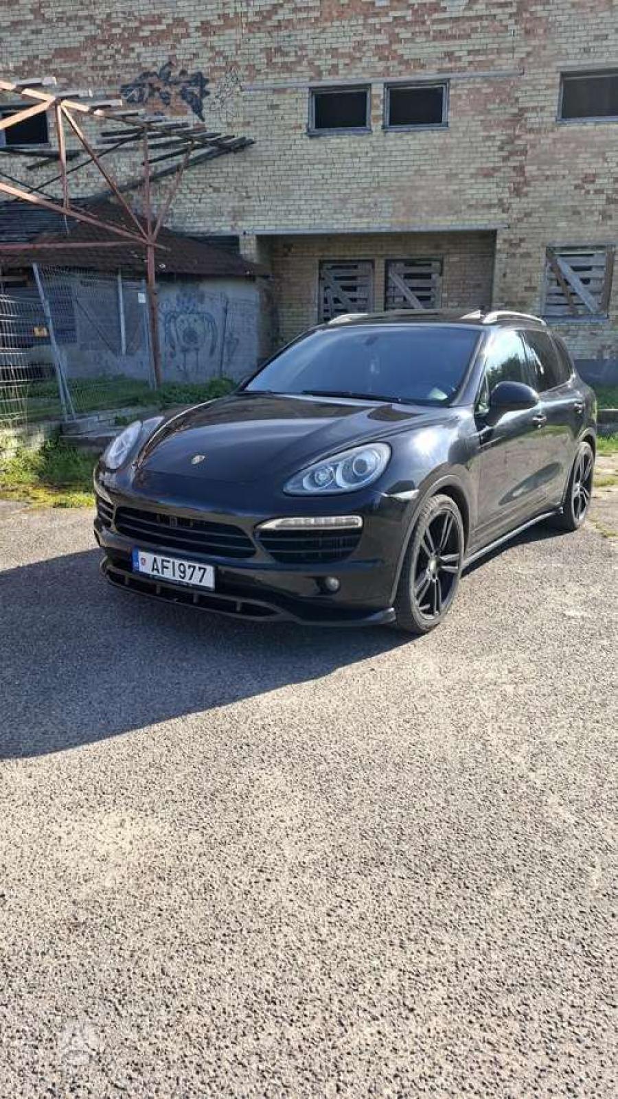 Black Porsche Cayenne 2010 in Klaipeda, with an engine capacity of 2.97 L and mileage of 280 thousand km for 14900 €, photo 1 on AUTOMOTO.COM.LV