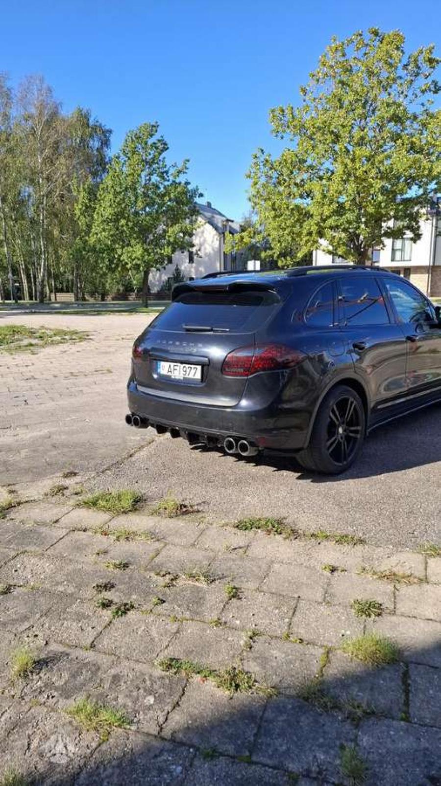Black Porsche Cayenne 2010 in Klaipeda, with an engine capacity of 2.97 L and mileage of 280 thousand km for 14900 €, photo 3 on AUTOMOTO.COM.LV