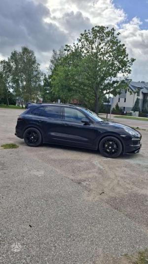 Black Porsche Cayenne 2010 in Klaipeda, with an engine capacity of 2.97 L and mileage of 280 thousand km for 14900 €, photo 8 on AUTOMOTO.COM.LV