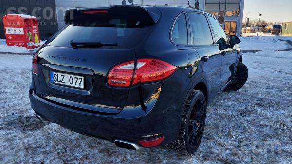 Black Porsche Cayenne 2010 in Riga, with an engine capacity of 3.00 L and mileage of 211 thousand km for 16450 €, photo 5 on AUTOMOTO.COM.LV