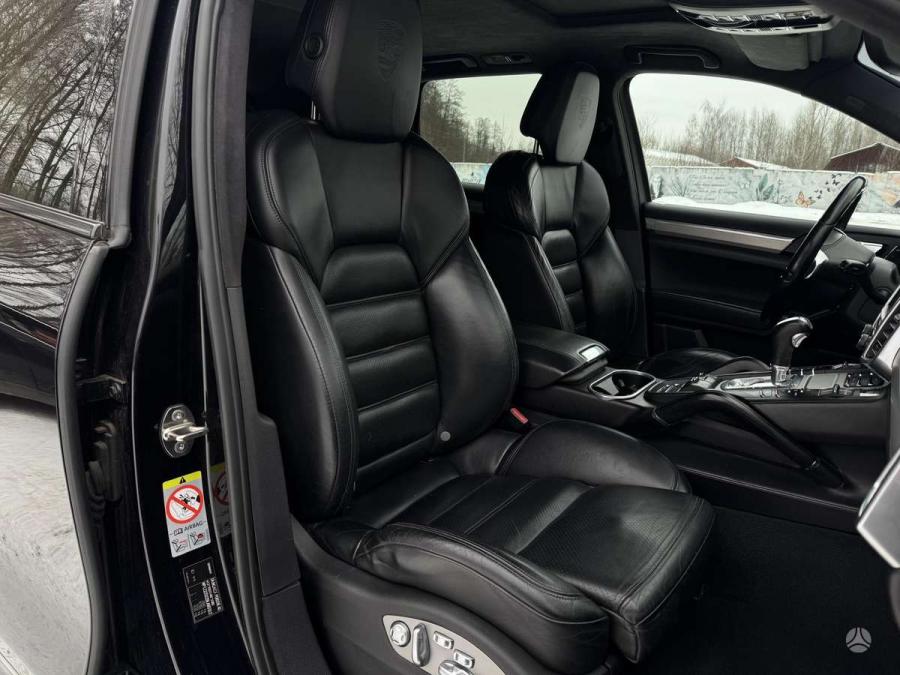 Melns Porsche Cayenne 2010 Rīga, ar dzinēja tilpumu 4.81 L un nobraukumu 220 tūkst. km par 13500 €, foto 9 vietnē AUTOMOTO.COM.LV