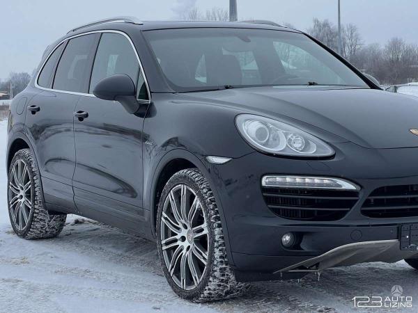 Black Porsche Cayenne 2010 in Taurage, with an engine capacity of 3.00 L and mileage of 322 thousand km for 13350 €, photo 6 on AUTOMOTO.COM.LV