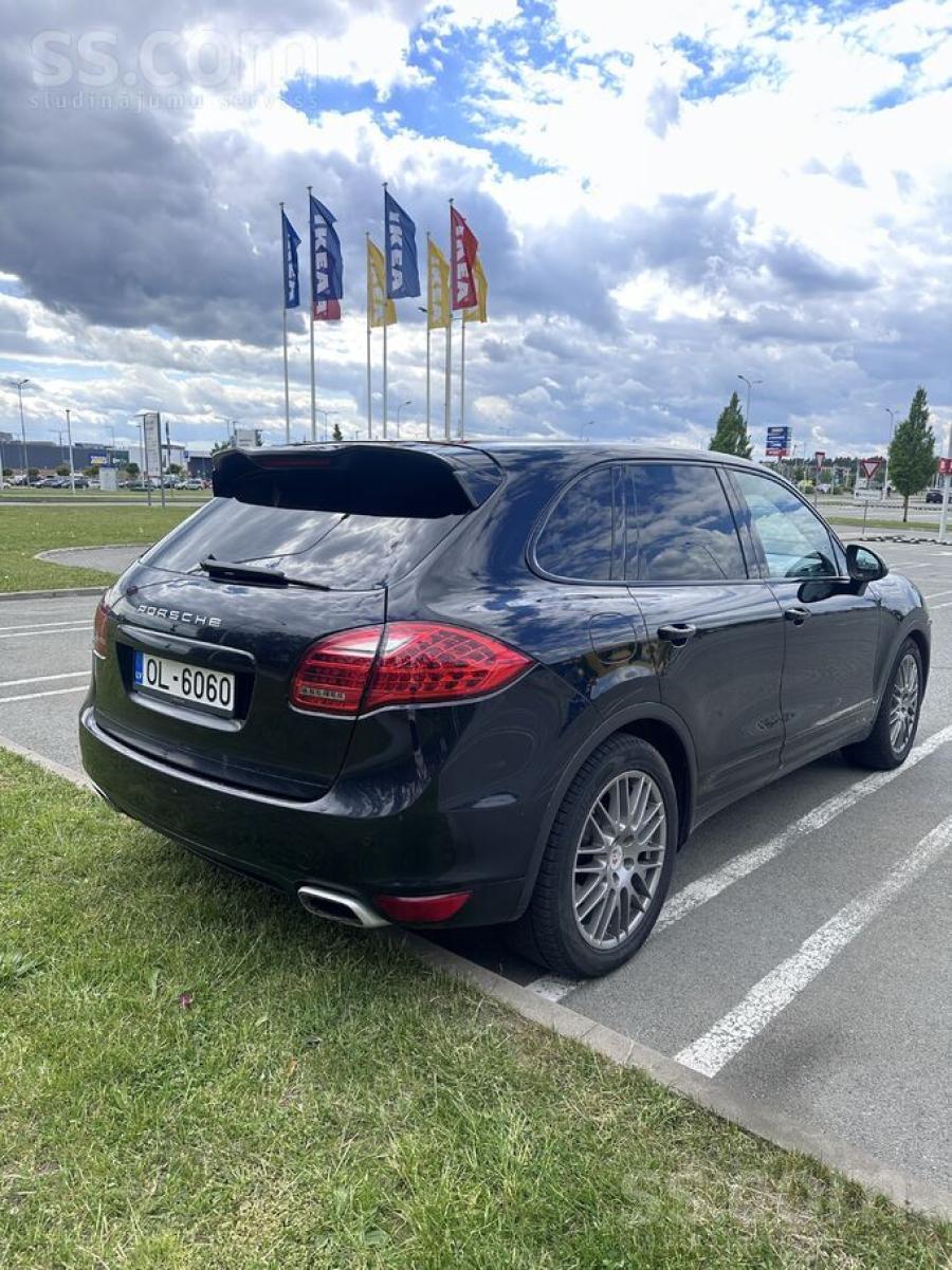 Melns Porsche Cayenne 2010 Rīga, ar dzinēja tilpumu 3.00 L un nobraukumu 239 tūkst. km par 14900 €, foto 4 vietnē AUTOMOTO.COM.LV