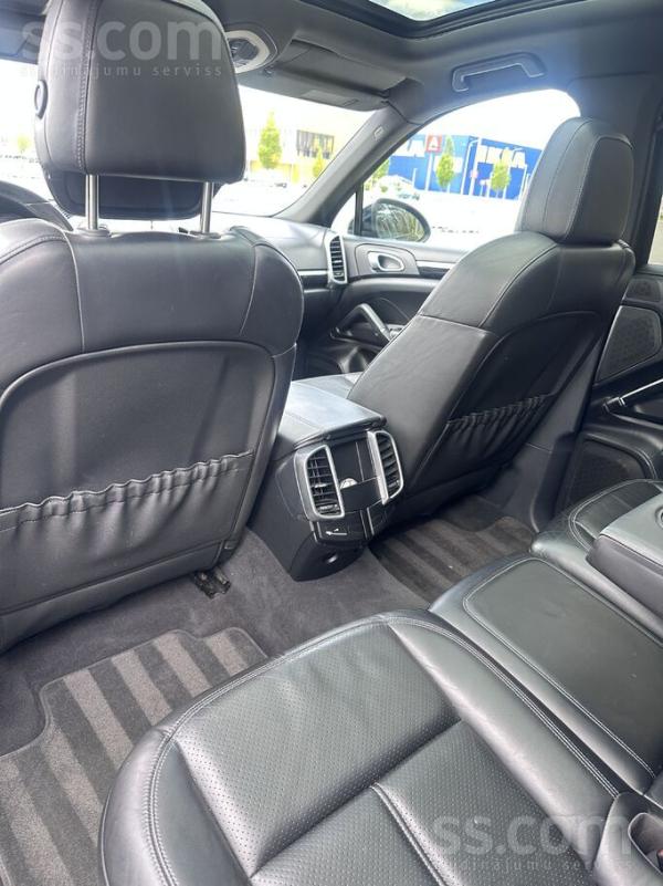 Black Porsche Cayenne 2010 in Riga, with an engine capacity of 3.00 L and mileage of 239 thousand km for 14900 €, photo 8 on AUTOMOTO.COM.LV