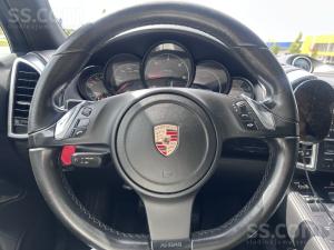 Melns Porsche Cayenne 2010 Rīga, ar dzinēja tilpumu 3.00 L un nobraukumu 239 tūkst. km par 14900 €, foto 12 vietnē AUTOMOTO.COM.LV