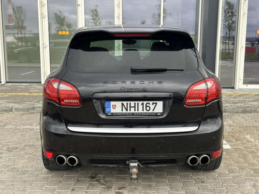 Black Porsche Cayenne 2010 in Vilnius, with an engine capacity of 4.81 L and mileage of 229 thousand km for 9300 €, photo 6 on AUTOMOTO.COM.LV