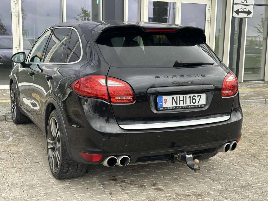 Black Porsche Cayenne 2010 in Vilnius, with an engine capacity of 4.81 L and mileage of 229 thousand km for 9300 €, photo 7 on AUTOMOTO.COM.LV