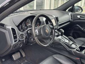 Black Porsche Cayenne 2010 in Vilnius, with an engine capacity of 4.81 L and mileage of 229 thousand km for 9300 €, photo 8 on AUTOMOTO.COM.LV