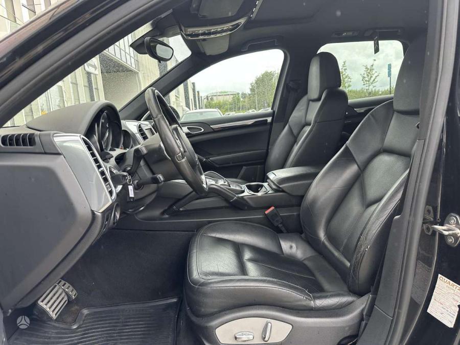 Black Porsche Cayenne 2010 in Vilnius, with an engine capacity of 4.81 L and mileage of 229 thousand km for 9300 €, photo 9 on AUTOMOTO.COM.LV
