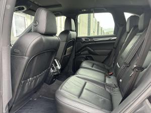 Black Porsche Cayenne 2010 in Vilnius, with an engine capacity of 4.81 L and mileage of 229 thousand km for 9300 €, photo 10 on AUTOMOTO.COM.LV