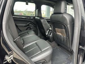 Black Porsche Cayenne 2010 in Vilnius, with an engine capacity of 4.81 L and mileage of 229 thousand km for 9300 €, photo 11 on AUTOMOTO.COM.LV