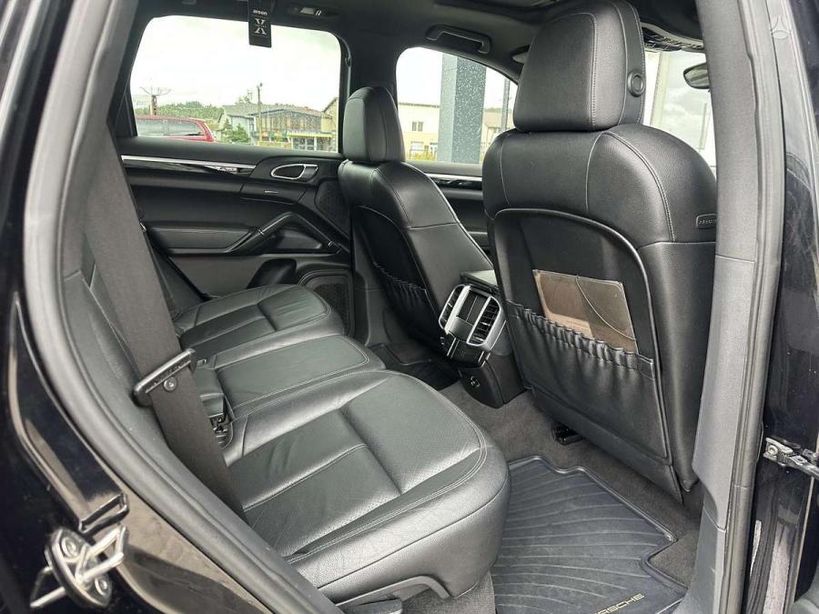Black Porsche Cayenne 2010 in Vilnius, with an engine capacity of 4.81 L and mileage of 229 thousand km for 9300 €, photo 11 on AUTOMOTO.COM.LV