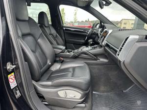 Black Porsche Cayenne 2010 in Vilnius, with an engine capacity of 4.81 L and mileage of 229 thousand km for 9300 €, photo 12 on AUTOMOTO.COM.LV