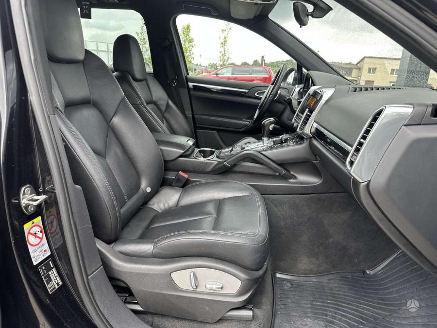 Black Porsche Cayenne 2010 in Vilnius, with an engine capacity of 4.81 L and mileage of 229 thousand km for 9300 €, photo 12 on AUTOMOTO.COM.LV