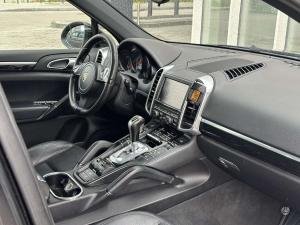 Black Porsche Cayenne 2010 in Vilnius, with an engine capacity of 4.81 L and mileage of 229 thousand km for 9300 €, photo 13 on AUTOMOTO.COM.LV