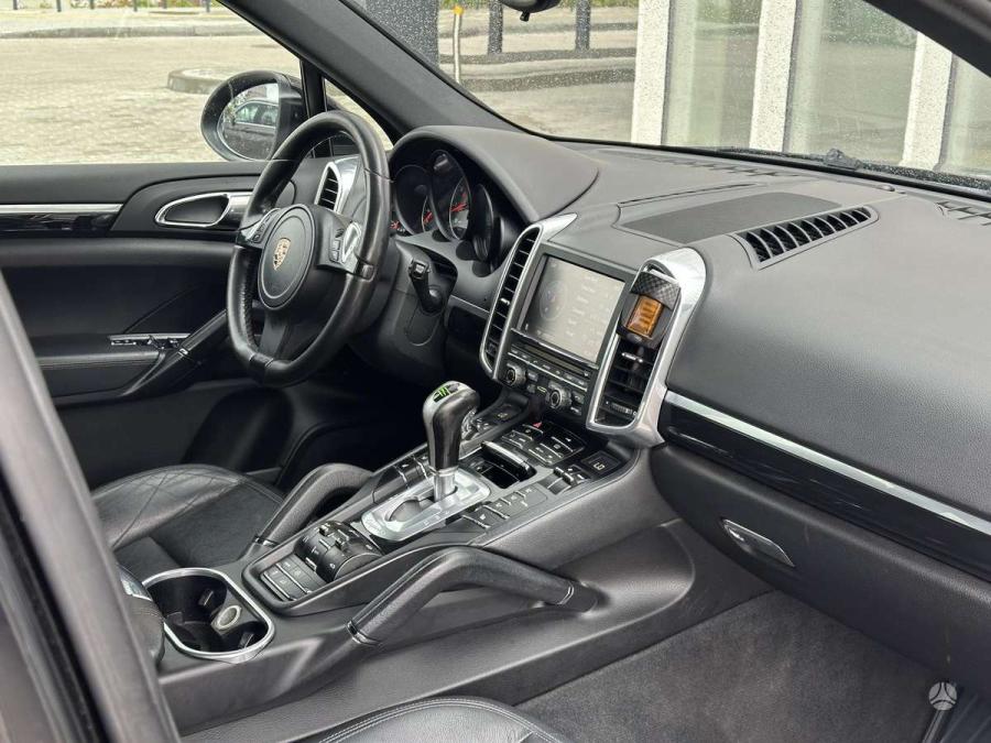 Black Porsche Cayenne 2010 in Vilnius, with an engine capacity of 4.81 L and mileage of 229 thousand km for 9300 €, photo 13 on AUTOMOTO.COM.LV