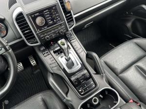 Black Porsche Cayenne 2010 in Vilnius, with an engine capacity of 4.81 L and mileage of 229 thousand km for 9300 €, photo 15 on AUTOMOTO.COM.LV