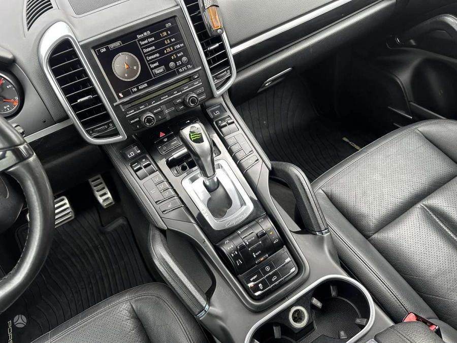 Black Porsche Cayenne 2010 in Vilnius, with an engine capacity of 4.81 L and mileage of 229 thousand km for 9300 €, photo 15 on AUTOMOTO.COM.LV