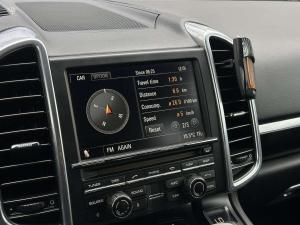 Black Porsche Cayenne 2010 in Vilnius, with an engine capacity of 4.81 L and mileage of 229 thousand km for 9300 €, photo 16 on AUTOMOTO.COM.LV