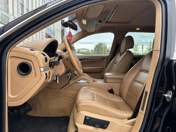 Melns Porsche Cayenne 2010 Viļņa, ar dzinēja tilpumu 2.97 L un nobraukumu 282 tūkst. km par 7300 €, foto 8 vietnē AUTOMOTO.COM.LV