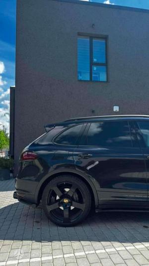 Black Porsche Cayenne 2010 in Klaipeda, with an engine capacity of 2.97 L and mileage of 295 thousand km for 13500 €, photo 7 on AUTOMOTO.COM.LV