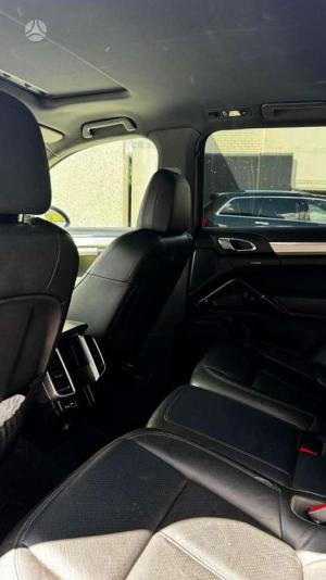 Black Porsche Cayenne 2010 in Klaipeda, with an engine capacity of 2.97 L and mileage of 295 thousand km for 13500 €, photo 11 on AUTOMOTO.COM.LV