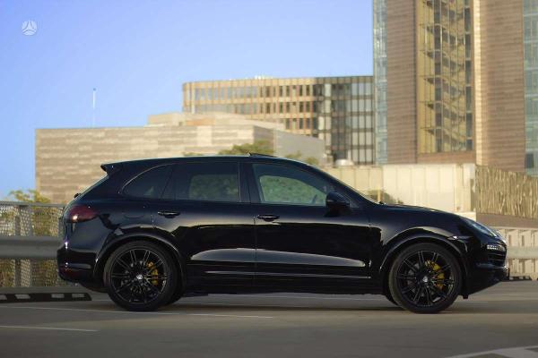 Black Porsche Cayenne 2011 in Vilnius, with an engine capacity of 3.00 L and mileage of 272 thousand km for 14500 €, photo 11 on AUTOMOTO.COM.LV