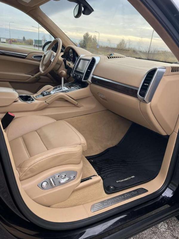 Black Porsche Cayenne 2011 in Vilnius, with an engine capacity of 4.81 L and mileage of 145 thousand km for 22900 €, photo 11 on AUTOMOTO.COM.LV