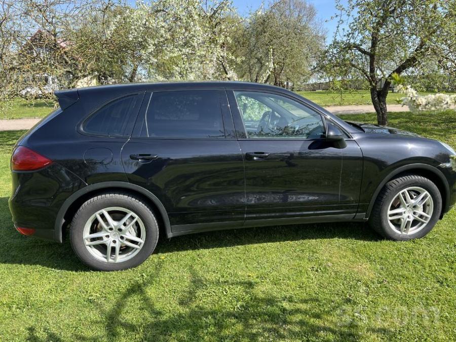 Black Porsche Cayenne 2011 in Dobele, with an engine capacity of 4.80 L and mileage of 161 thousand km for 16300 €, photo 7 on AUTOMOTO.COM.LV