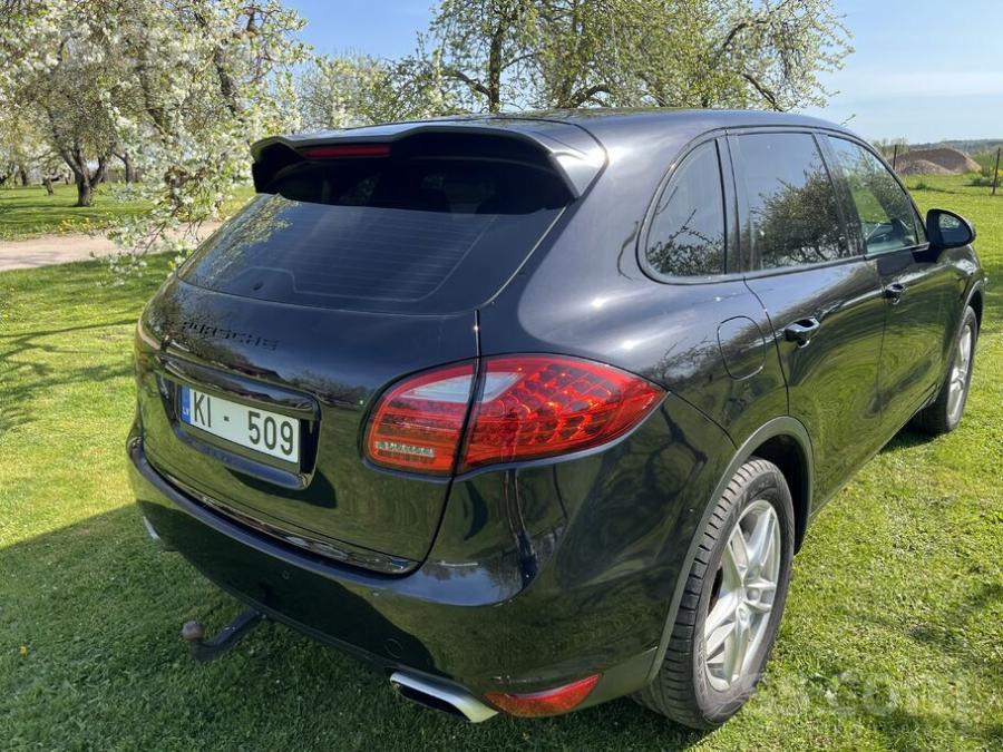 Black Porsche Cayenne 2011 in Dobele, with an engine capacity of 4.80 L and mileage of 161 thousand km for 16300 €, photo 9 on AUTOMOTO.COM.LV