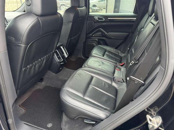 Melns Porsche Cayenne 2011 Telšiai, ar dzinēja tilpumu 3.00 L un nobraukumu 267 tūkst. km par 16200 €, foto 11 vietnē AUTOMOTO.COM.LV